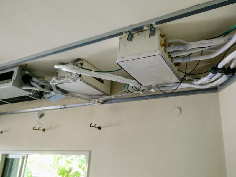 התקנה של קופסאות פיצול של VRF BOX 70 בסלון - אדר טק מערכות מיזוג אוויר