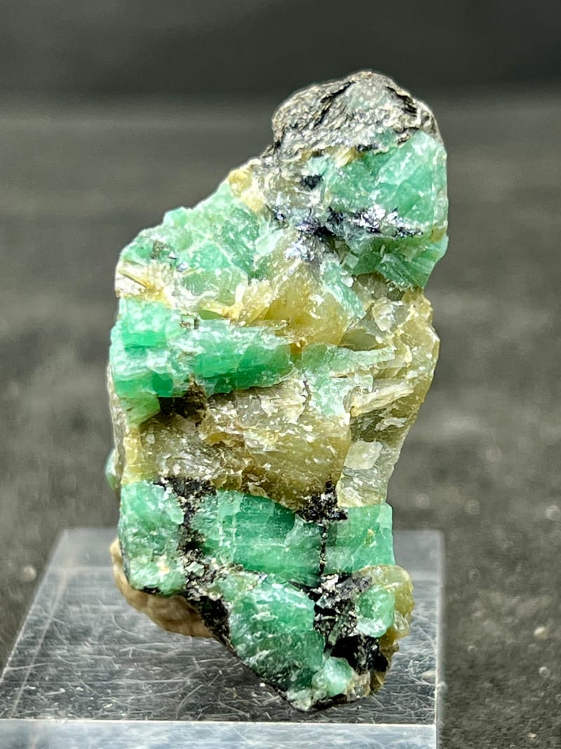 ESMERALDA CON MICA BIOTITA (MINAS GERAIS, BRASIL)