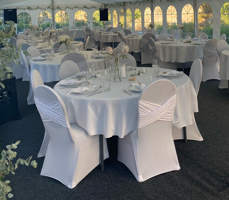 Pakkepris: Bankettstol med hvit trekk - Utleiekongen - Utleie av telt ...