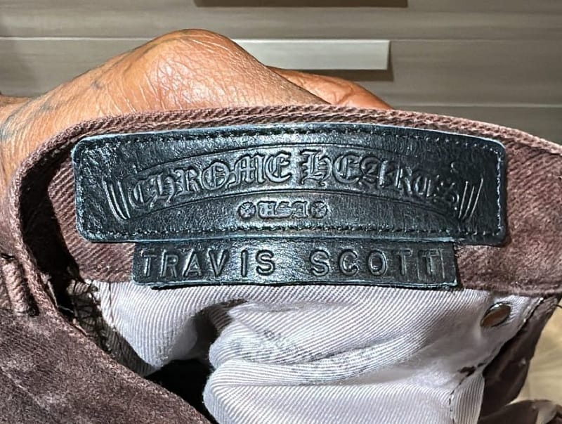 TRAVIS SCOTT 於 IG 發佈與 CHROME HEART 聯名褲款實物圖 - 𝗚 𝗠𝗮𝗴𝗮𝘇𝗶𝗻𝗲