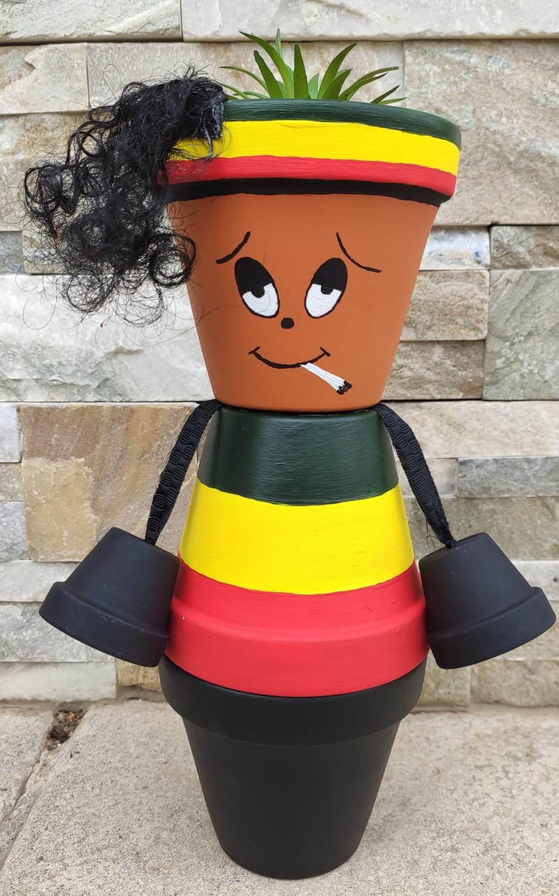 personnage en pot en terre cuite bob marley