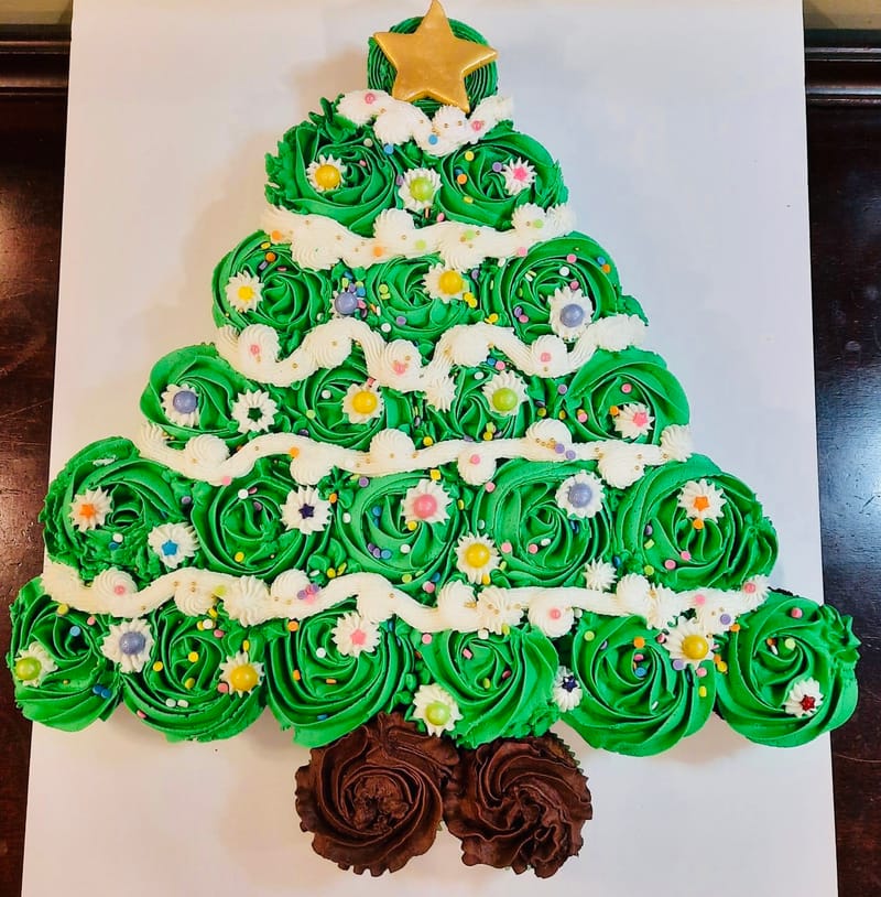 Christmas Tree Pull-Apart Cupcake Cake with Buttercream Frosting ...