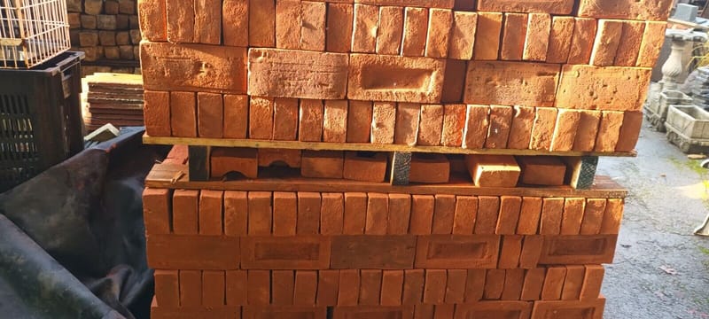 1700 IBSTOCK SWANAGE LIGHT HANDMADE 55MM STOCK FACING BRICK - www.dr...