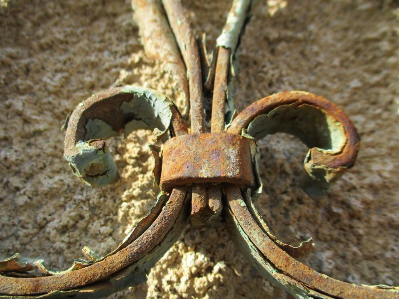 Objets décoratifs uniques principalement du fer forgé et de la fonte