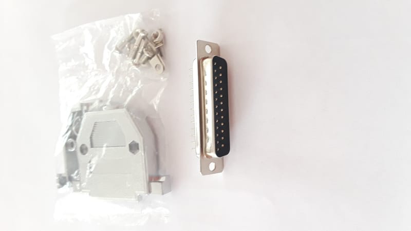 Conector DB SUB 25-polos macho con carcasa metalizada