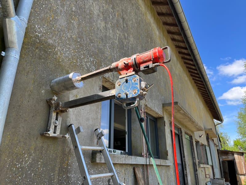 Mise en place de la rallonge sur la carotteuse ( pour un mur épais ...