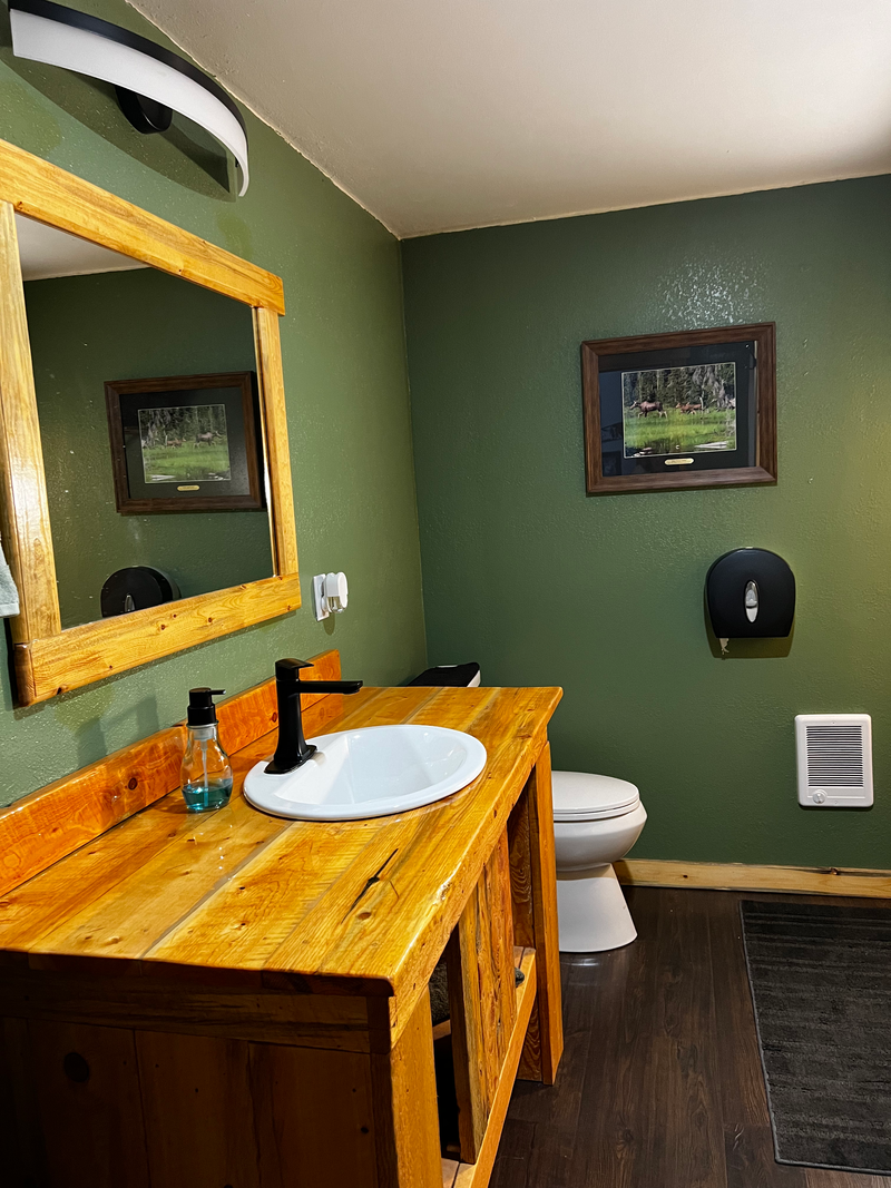 Upper Shower Room - Bunkhouse of Ronan