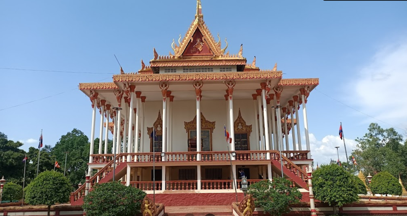 Pagode à 100 Colonnes (Wat Roka Kandal) : Trésor Culturel de Kratie